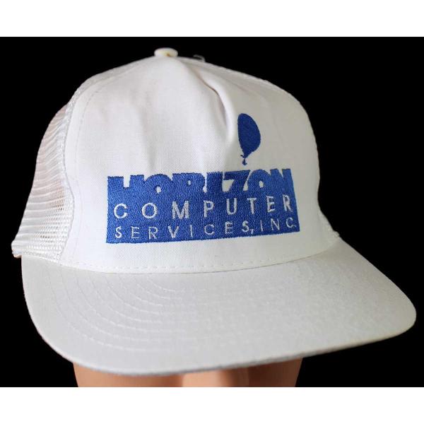 80s〜【Designer Award Headwear】のキャップです。フロントに刺繍が施されています。カラー：白素材：おそらくコットン×ポリエステルサイズ表記：不明（アジャスター付きで大抵の方にかぶっていただけます）コンディション：ツバ...