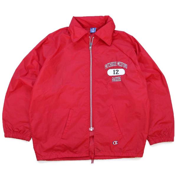 90s【Champion】のナイロンジャケットです。MADE IN USA青刺繍タグ、両面プリント、YKK大型アルミジップ、フードは襟裏に収納可能、ラグランスリーブ、裾にドローコードありカラー：赤素材：100% NYLONサイズ表記：MED...