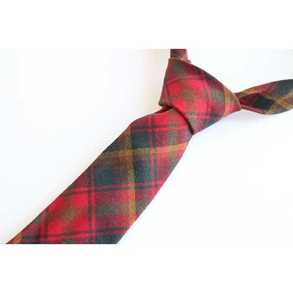 【Forsyth】のネクタイです。カラー：レッド×ライトブラウン×ブラウン×ブラック（MAPLE LEAF TARTAN）素材：おそらくウール実寸：全長　約133cm　大剣幅　約6.7cmコンディション：特に目立つダメージや汚れなく、程度良...