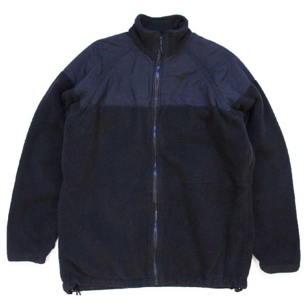 2013年 U.S.NAVY【LINER, PARKA, U.S. NAVY】です。袖先ストラップあり、フロントYKKジップ、裾にドローコードあり、脇にベンチレーションジップあり、両胸裏地にメッシュポケットありカラー：黒素材：100% PO...