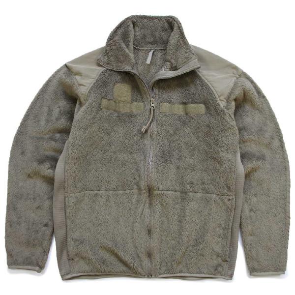 2018年 米軍【JACKET, FLEECE COLD WEATHER（GEN 3）】です。MADE IN USAPOLARTEC（MADE IN USA）フリースが使用されています。肩と肘に補強用の当て布、胸にベルクロあり、両胸裏にメッ...