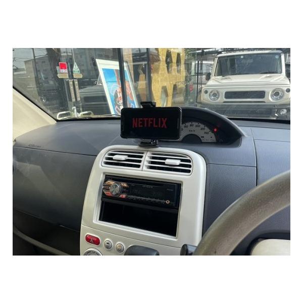 ekワゴンH82用です。ベース部分を両面テープで貼り付けるだけの簡単に取り付け！一般的な汎用の吸盤タイプと違い車特有の振動や揺れに強く、スマホをしっかりホールドします。スマートフォンは縦位置、横位置どちらにもホールドできます。スマホホルダー...