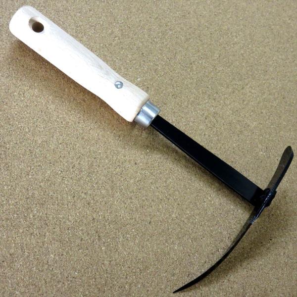 草の根元に尖りを差し込み手元に起こすと、簡単に根から草が抜けます。側溝の草取り、地ならし、植えつけ穴掘りなどガーデニングに幅広くお使いいただけます。メーカー：KANEXブランド：濃州兼松作アイテム名：T型草取り鎌セット内容：1本製造元：岐阜...