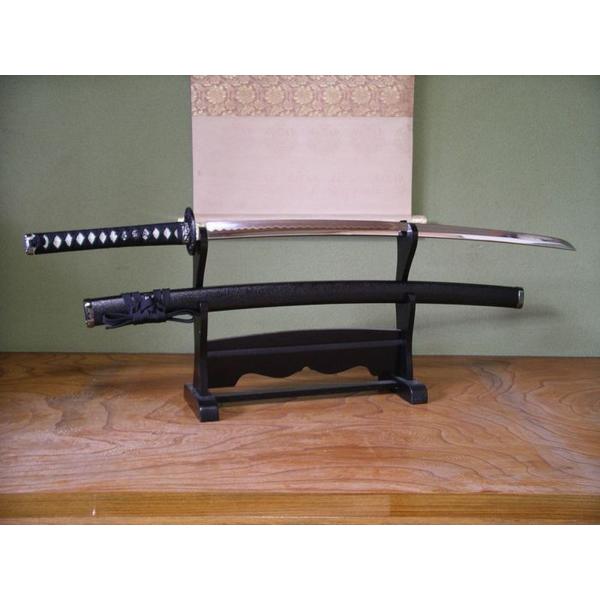 アイテム名：模造刀 黒石目 大刀セット内容：1点刀掛台は付属していません。必要な方は別途出品中ですのでご注文ください。サイズ全長：約1045mm（鞘なし約985mm）刃渡り：約705mm重量：約1205g（鞘なし約950g）材質刃部：亜鉛ダ...