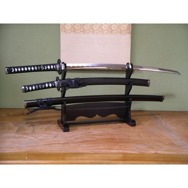 アイテム名：黒石目 大刀 小刀(脇差) 2本セットセット内容：2本セット刀掛台は付属していません。必要な方は別途出品中ですのでご注文ください。サイズ大刀全長：約1045mm（鞘なし約985mm）刃渡り：約705mm重量：約1205g（鞘なし...