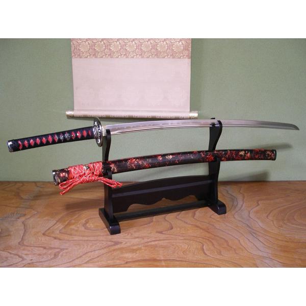 アイテム名：模造刀 戦国武将 前田慶次郎 大輪鍔 三本杉刃紋 大刀セット内容：1点刀掛台は付属していません。必要な方は別途出品中ですのでご注文ください。サイズ全長：約1050mm（鞘なし約1010mm）刃渡り：約730mm重量：約1230g...