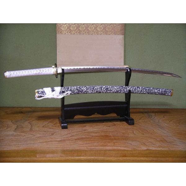 アイテム名：模造刀 戦国武将 徳川家康 葵鍔 大刀セット内容：1点刀掛台は付属していません。必要な方は別途出品中ですのでご注文ください。サイズ全長：約1050mm（鞘なし約990mm）刃渡り：約710mm重量：約1200g（鞘なし約920g...