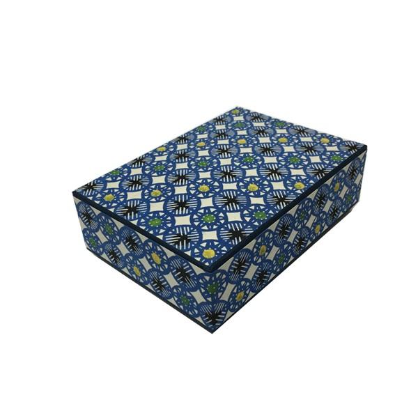 富山 風の盆の里、八尾（やつお）の伝統和紙製品です。　強靭な手すき和紙を型染め技法で染め上げ美しい図柄を意匠としています。