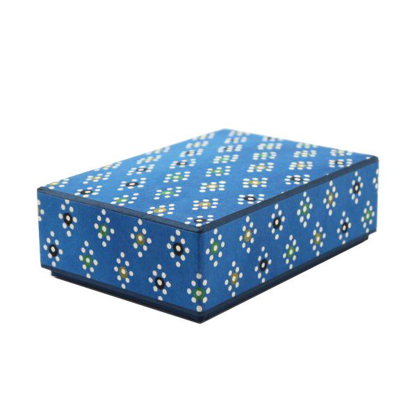 富山 風の盆の里、八尾（やつお）の伝統和紙製品です。　強靭な手すき和紙を型染め技法で染め上げ美しい図柄を意匠としています。