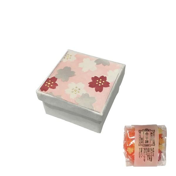 和紙のこばこに手刷りのかわいい図柄が…   なかにはこんぺいとうがはいっています。　チョコッとギフトにいかがでしょう。　箱を開けた瞬間、ほっこりした気分になれる「こばこ」です。　やわらかな色使いのさくらの花の柄です。