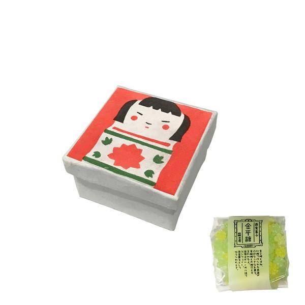 和紙のこばこに手刷りのかわいい図柄が…   なかにはこんぺいとうがはいっています。　チョコッとギフトにいかがでしょう。　箱を開けた瞬間、ほっこりした気分になれる「こばこ」です。　かわいいこけしの柄です。