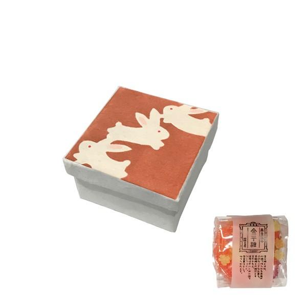 和紙のこばこに手刷りのかわいい図柄が…   なかにはこんぺいとうがはいっています。　チョコッとギフトにいかがでしょう。　箱を開けた瞬間、ほっこりした気分になれる「こばこ」です。　かわいいうさぎさん三匹。
