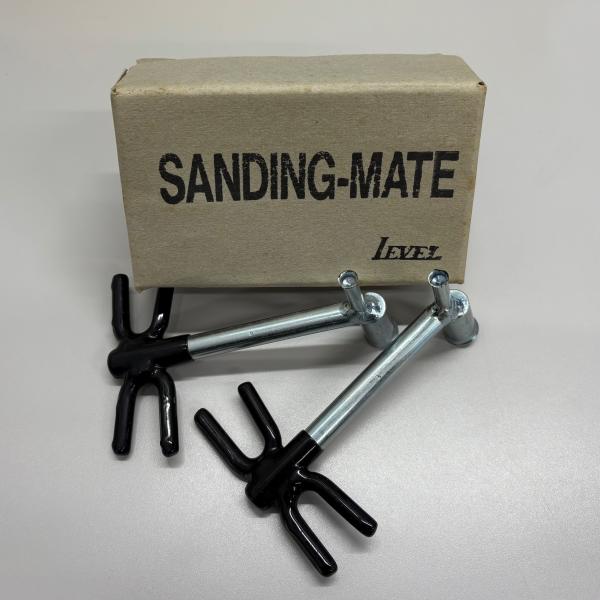 ドアやトランクの研ぎ作業に、周囲にキズをつけることがなくサンディングができます。また、ドアなどの内側を塗装したとき、中途で空いた状態で固定できます。太、細、両用で殆どの自動車にフィットします。