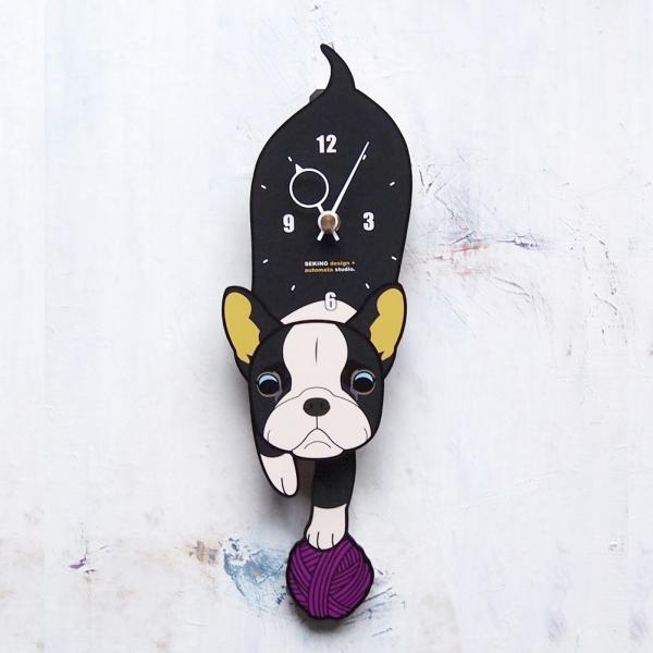 犬・猫 ペットの振り子時計：手の部分が振り子になった壁掛け用の時計です。ペットが大好きな宝物を見つめ、チョイチョイと前足で遊んでいる姿を上から見た時のアングルを基本デザインとしています。ご家族や 親しい友人のお誕生日など お祝い品として プ...