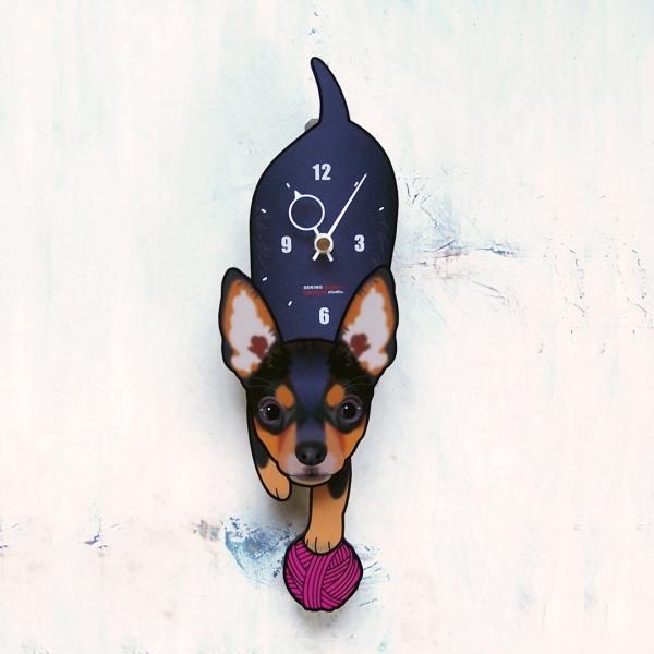 犬・猫 ペットの振り子時計：手の部分が振り子になった壁掛け用の時計です。ペットが大好きな宝物を見つめ、チョイチョイと前足で遊んでいる姿を上から見た時のアングルを基本デザインとしています。ご家族や 親しい友人のお誕生日など お祝い品として プ...