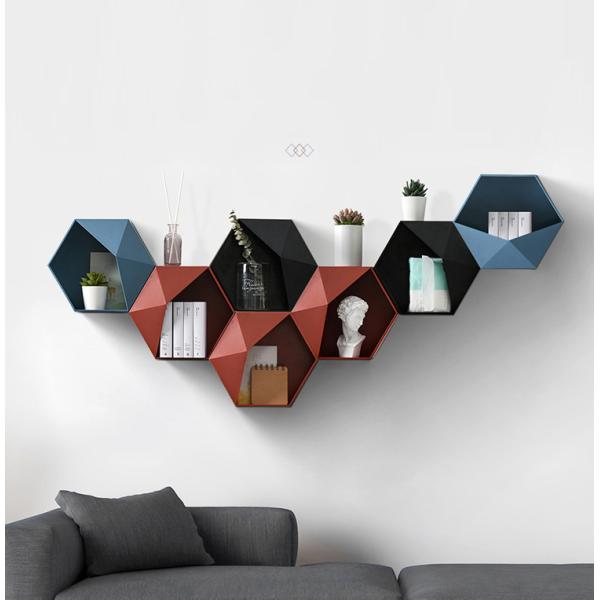 ウォールシェルフ 壁掛け収納ラックです。六角形のデザインがモダンでおしゃれなアイテムです！リビングルームや玄関・寝室などなど幅広くご利用いただけます！寂しいお部屋も、ウォーシェルフでお洒落なお部屋に大変身。小物をおいたり、絵を飾ったり、毎日...