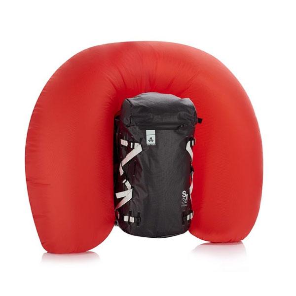 マグネットバックル付き雨蓋我々にとって効率が非常に重要なので、バックパックをさらにすばやく開閉するシステムを開発しました。バックルを開き、赤いループを引っ張るとメインコンパートメントを出来るだけ広く開けます。バックパックを占めるにはドローコ...