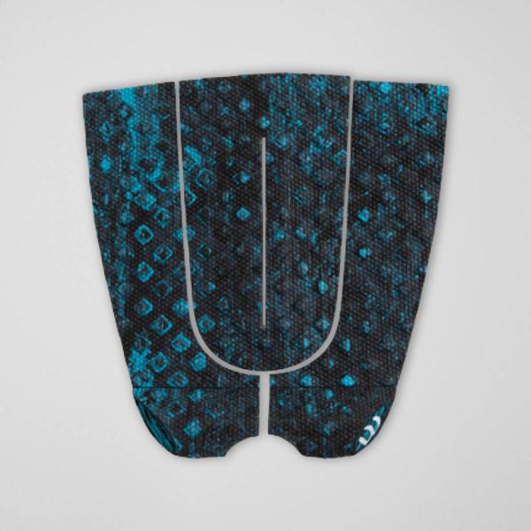 【カラー】ブラック x ターコイズ 【形状】3ピース   【寸法】32cm x31cm DEEP WATER SUPPLY　デッキパッド！！グリップ力抜群です！！※アートは写真と実物では色や風合いが若干異なりますのでご了承ください。