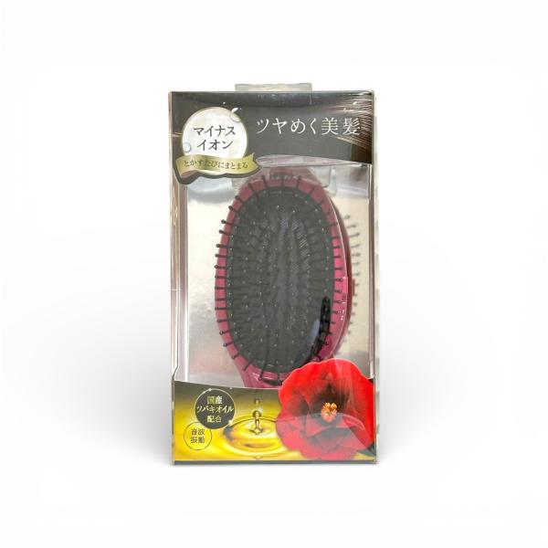 持ち運ぶヘアケアコスメツヤあふれる美髪へ＊国産ツバキオイル配合ツバキオイルをブラシ全体にたっぷり配合やわらかクッション、先玉つきピンの全てに配合＊マイナスイオンマイナスイオンで静電気を抑制＊音波振動音波振動でお疲れ頭皮もリフレッシュ付属品お...