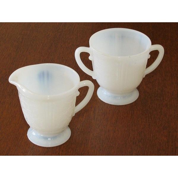 1927年〜1940年代後期製。レアなアメリカンスイートハートシリーズ、モナックスのシュガー＆クリーマー。セットでの販売です。クリーマーに3cmにわたるひび割れ有、シュガー口元小さなヒビ、黒ずみ有製品性質製造上の練りムラ、色ムラ、白いヘアラ...