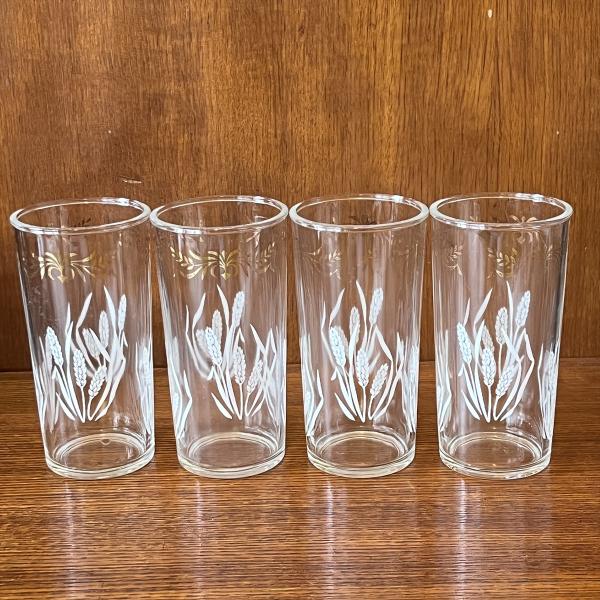 1950〜60年代のHAZEL ATLASのタンブラーです。こちらは4客セットでの販売となります。経年の使用感スリキズヨゴレ等有。プリントに所々キズ有ります。ガラスの状態はヴィンテージものとしては比較的程度良好。致命的なワレカケ破損は見当た...