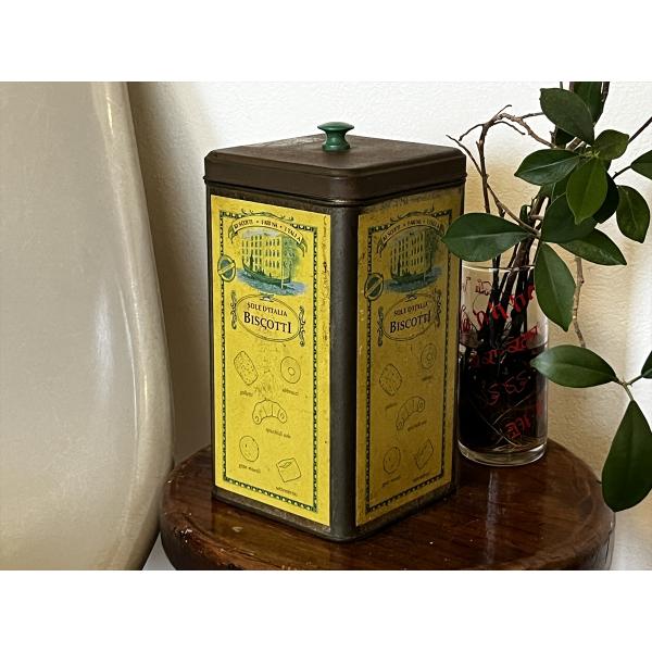 イタリア SOLE D’ITALIA BISCOTTIのTIN缶です。経年の使用感キズヨゴレサビ等あります。現状販売となります。・サイズ  21×10.5×10.5cm・配 送 ゆうパック60サイズでお届け商品は写真の缶のみとなります。