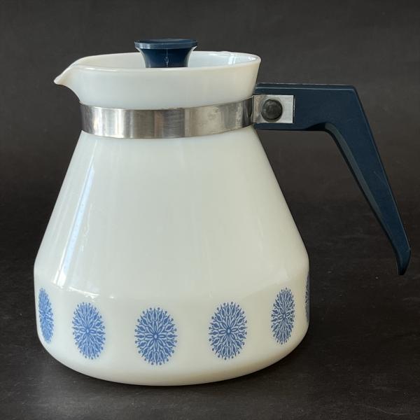 ドイツ、マインツ イエナグラスのミルクグラスコーヒーサーバー。ミルクグラスものとしては珍しく、アメリカ物ではなくドイツのブランドのものです。経年の使用感スリキズヨゴレ等有。致命的ワレカケは見当たりません。窯キズ、焼き上がりムラに関しましては...