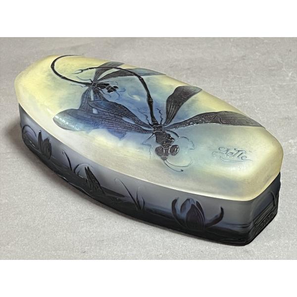 Emile Galle エミール・ガレの蜻蛉図の小物入れ。人気の希少図柄。経年の使用感スリキズヨゴレ等有。致命的ワレカケは見当たりません。窯キズ、焼き上がりムラに関しましては、それらすべて含め骨董品古美術品の風合いとご理解ください。・サイズ...