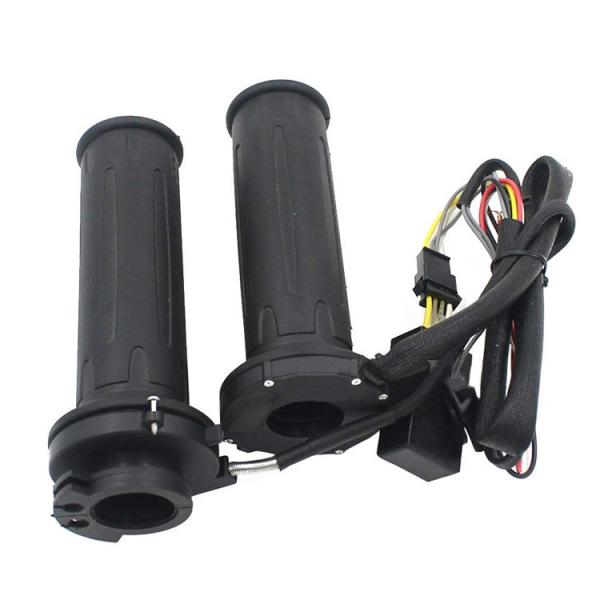 寒い時期にはとっても便利なグリップヒーターです。左ハンドル部にスイッチが付いており、走行中でも温度調節が可能です。DC12V（バッテリーレス車不可）・22.2パイプ用発熱効率：12W〜24w簡易パッケージ品となり説明書は付属しておりません。...