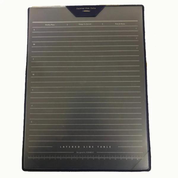 高感度のマウスパッドに、付箋やメモ、名刺などを挟むことができます。ちょっとだけメモしておきたい、手元で簡単に管理したい、PCがOFFの時も確認したい、そんなあなたにおすすめです！表面に透明のシートが２枚あり、二枚目には罫線が印刷されているの...