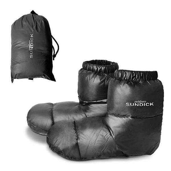 軽くてやわらかなダウン90%入りのシューズです。足裏にもダウンが入っており、しっかり保温できます。足元の冷えがちな冬場のオフィス、テント内、ご自宅などでご利用頂けます。表面は防水ナイロンなので多少の水は弾きます。また収納袋に、コンパクトに収...