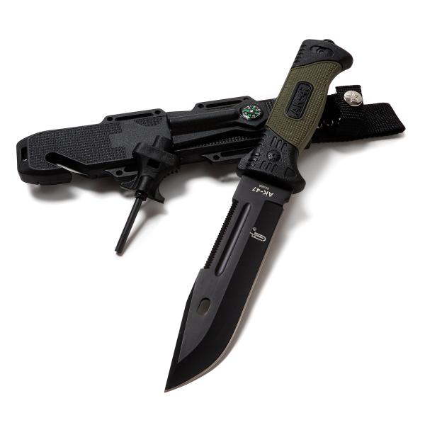 NEUTRAL KNIVES AKー47型サバイバルナイフ。迫力シルエットの黒塗装刃×緑樹脂柄。全長30cm／刃厚3.5mm／刃体鋼材：8Cr13MoV（ステンレス鋼）。ハードシースにファイヤースターター＆アクセサリーコンパス搭載（コンパス...