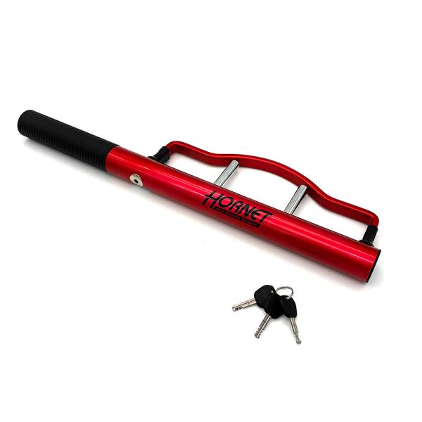 【発売日：2026年04月03日】切断に強い高硬度の特殊合金によるアームとストッパーで４点を固定し、強力に装着できる新ハンドルロック！ツイスト方式により簡単に車両ステアリングへの装着が可能。専用キーを３本付属し、キーシリンダー部は独立キーデ...