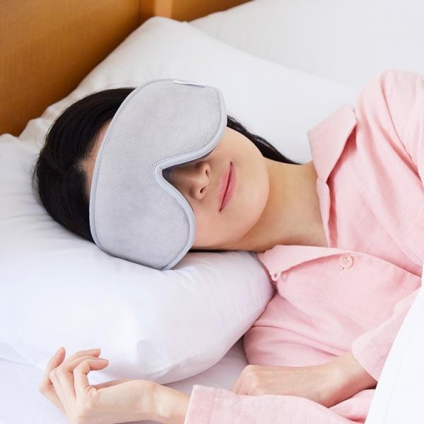 安眠をサポートするリカバリー設計1）目にあたる部分をくぼませ、眼球に生地が直接当たりません2）中材に柔らかいクッションを使用し長時間利用でも痛くなりません3）ノーズパッドが鼻のラインに沿うようフィットして目の下からの光を遮断します品名：スリ...