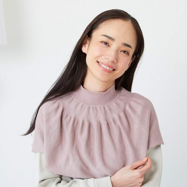 頭からすっぽりとかぶり、首から肩周りを覆うポンチョタイプのショールです。肩周りをシャツの中に入れてインナー使いすると、ハイネックのように見せることができます。約65gという軽さも特徴で、長時間、ストレスなく着用できます。使用方法は上着の上か...