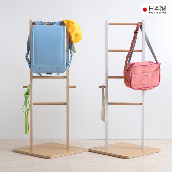 　置き場所に困るランドセルをかけておくことができる木製『ランドセルラック』。ランドセルをかけたまま蓋の開け閉めをすることができます。スリーピーのベビーベッド工場で作られた天然木の日本製品です。塗料?接着剤などはベビーベッドと同じ『ホルムアル...