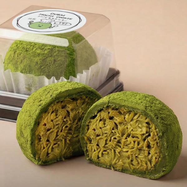 #商品の特徴 : POINT新登場！「ドバイもちクッキー 抹茶味」絶妙なもちもち感と香り高い抹茶の絶妙なバランスが、一口食べれば心を掴んで離しません。冷凍状態でお届けするので、新鮮な風味をそのまま楽しむことができます。ドバイクッキーは、チョ...