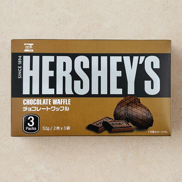 #商品の特徴 : POINTハーシーズのチョコレートワッフルは、風味豊かなバターを使用したサクサクの食感が楽しめるお菓子です。52gのパッケージには、2枚入りのワッフルが3袋。手軽に持ち運べるサイズ感が魅力で、いつでもどこでもおいしいひとと...