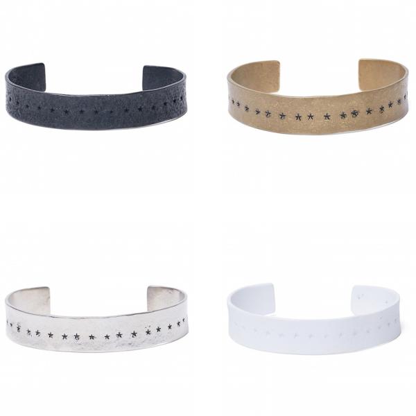 たくさんの星が刻印された味のある表情をしたバングル。QUALITY：BRASSSIZE：FREE