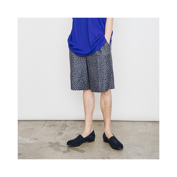 ヒョウ柄のジャガードを使用した6分丈のワイドショーツ。ウエストはゴムとドローコードで履きやすくストレスフリー。深めのタックが入り、インして履いても雰囲気良く着用できるアイテムです。QUALITY：COTTON 52% NYLON48%SIZ...