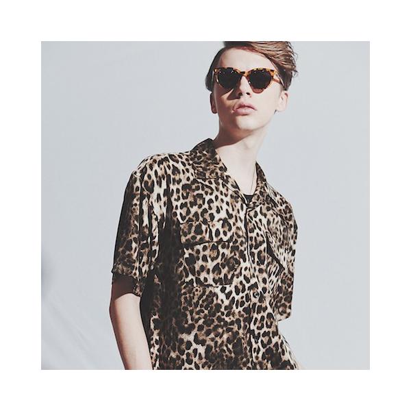 幅広い着回しが可能なデザイン性の高いレオパードシャツオープンカラーの半袖レオパード柄シャツ。・両サイドに大胆なスリットが入り、裾のドローコードを絞ることで、スタイリングに応じたシルエット調整が可能な他、ドローコードを結んだりそのままラフに垂...