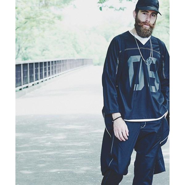 【発売日：2019年03月23日】【スポーツMIXスタイルに華を添えるフットボールシャツ】柔らかくしっとり滑らかな肌ざわりの良いシャツ地を使用したフットボールシャツ。前身頃には程よく馴染んだ風合いでコードナンバーエイトの“08”を大胆にプリ...