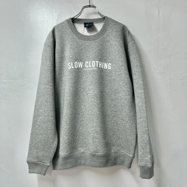 【発売日：2022年10月31日】SLOW CLOTHINGのシンプルなオフィシャルロゴクルーネックスウェット。着る人を人を選ばないスマートなデザインのショップオフィシャルアイテムです。シンプルなテキストの胸のプリントとさり気なく袖に刺繍さ...