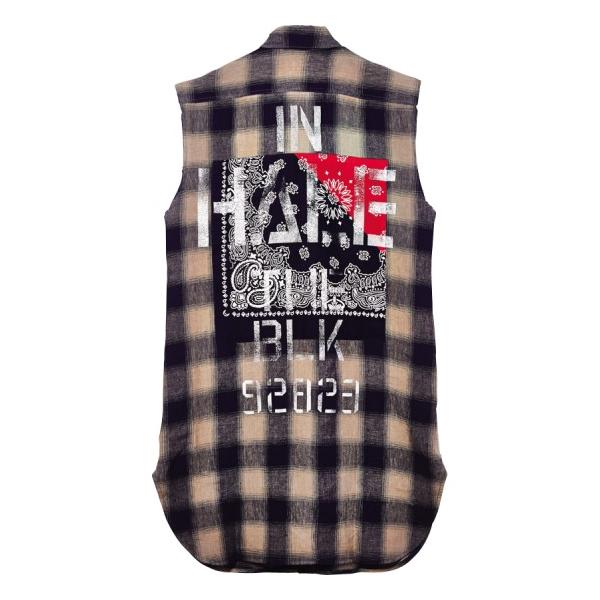 ロング丈シャツの袖を断ち切り、夏のコーディネートの主役となる一枚が完成。バックに実際のバンダナを縫いつけ、その上からステンシルプリントを施した。その文字列は「闇を吸い込む」というメッセージと、アメリカのスケートパーク『Fullerton s...