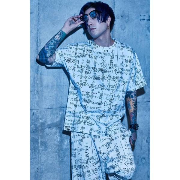 【発売日：2021年04月17日】能で歌われる「冥(くら)きより　冥き道にぞ　入(い)りにける　遥かに照らせ　山の端(は)の月」という短歌をテーマに、おびただしい数の文章を全身に刻印したTシャツ。身頃と袖が一枚仕立ての生地でできているドルマ...