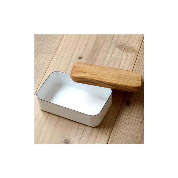 琺瑯のバターケースです。ホーローはにおいうつりがなく、冷却性が高いのが特徴。本体をそのままひっくり返せば木蓋がソーサー代わりに。そのまま食卓に並べても素敵ですね。200g入りと、ちょうど良いサイズ。【size】蓋をした状態：約W10×H16...