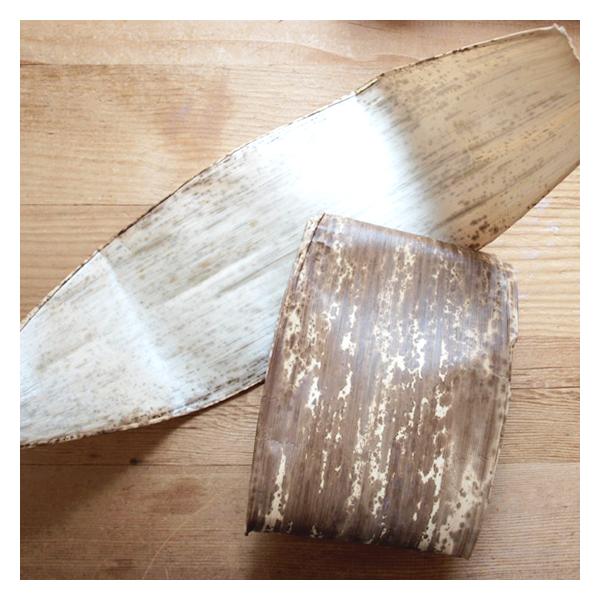 Size：全長52〜58cm×13cm前後内容：5枚入り素材：天然竹皮日本製(九州)【ご使用方法】バットなどに竹皮を入れ、たっぷりの水を加え、竹皮が浮かないように重しをします。1〜2時間ほど戻していただくと包みやすくなります。戻しましたら清...