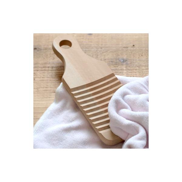 栃木県で作られた、ブナの木を使用した、昔ながらの洗濯板。定番人気の洗濯板のひとまわり小さい携帯サイズ。ポイントはデコボコとした溝。泥やシミなどの汚れをしっかりと落とします。洗濯機よりも汚れた部分に直接、力を加えられるため、繊維の奥に入り込ん...