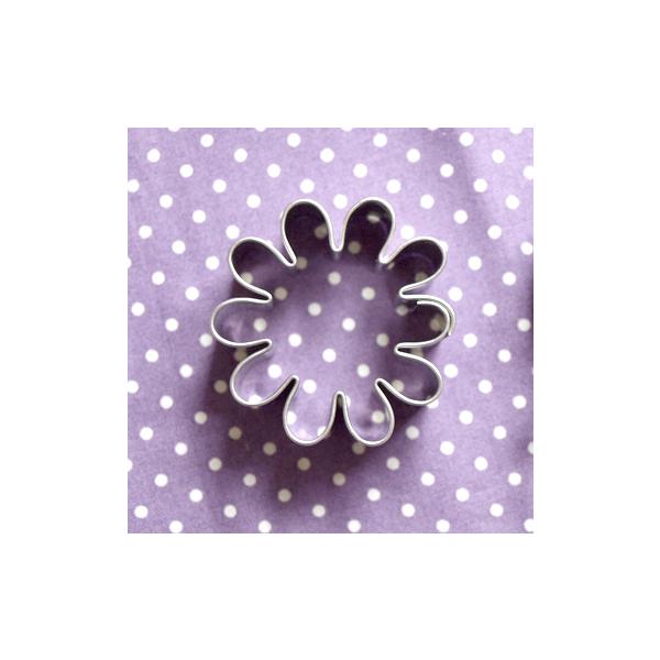 ガーベラのクッキー型です。野菜の抜き型にしてもいい大きさと形です。Size：4×4×2cm素材：ステンレススチール企画：ドイツ Stadter スタッダー原産国：中国※濡れたままで長時間放置しますとサビがでる場合があります。　ご利用後はよく...