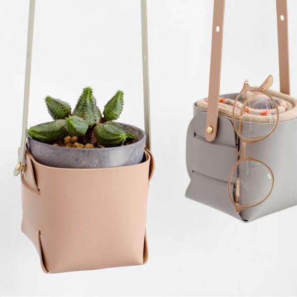 Size：H11×W11×11cm　全長H67cm素材： ポリウレタン・銅合金耐荷重：1kg企画：日本 amabro アマブロ生産国：中国製●3〜4号程度の鉢が収納できます。●組み立てが必要な商品です(説明書付)※商品の形状上、ラッピングは...